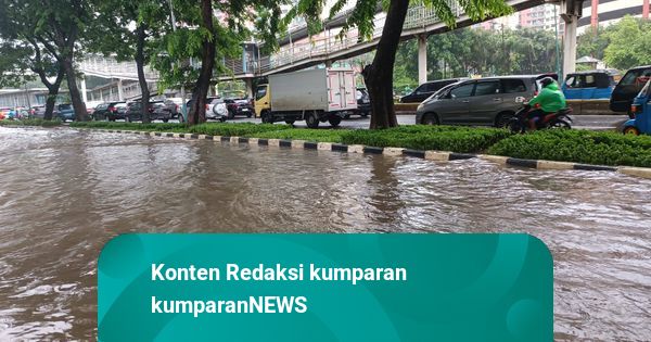 Jalan di Cempaka Putih Masih Tergenang Banjir Siang Ini, Lalin Macet | kumparan.com